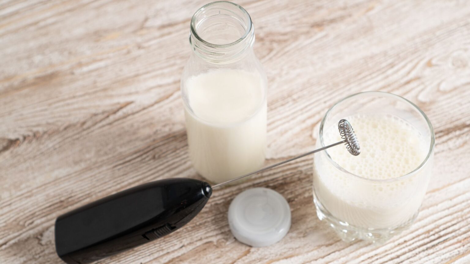 8 Ways to Froth Milk For Your Cup of Coffee? - FOODANDKITCHENAPPLIANCES